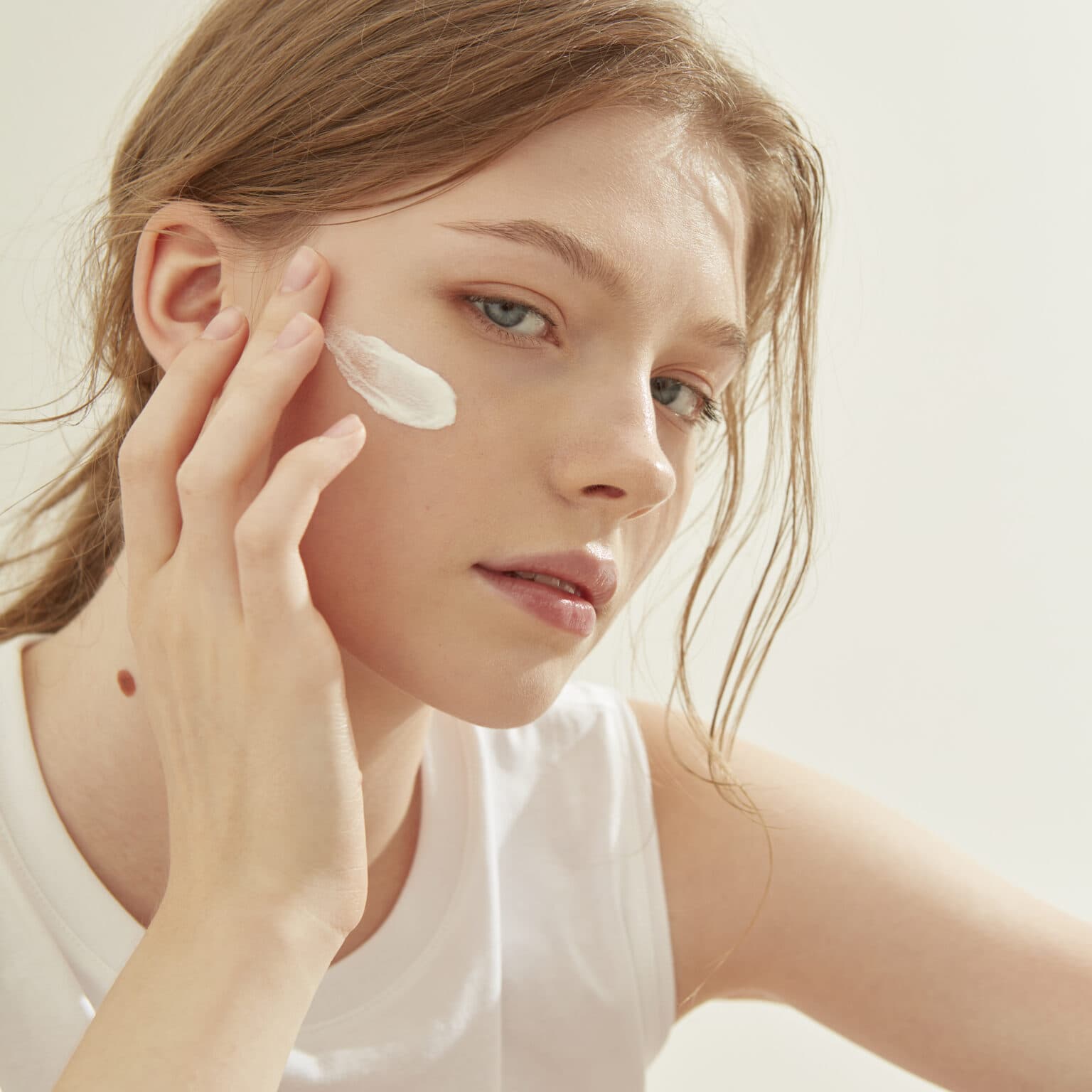 Aqua Veil Protect Sunscreen SPF50 PA++++ (Original Formula) - Akinsskin